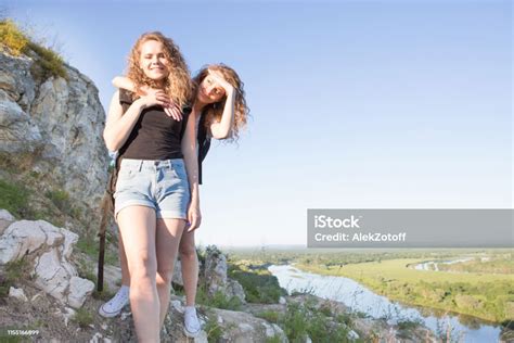 두 여자 행복 하 게 그들의 손을 올립니다 아름 다운 산 협곡의 배경에 여행자 국경 없는 세상 산에서 두 여자의 멋진 여행 건강한 생활방식에 대한 스톡 사진 및 기타 이미지