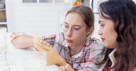 부엌에서 두 친구 아침 식사 테이블에 여자 소셜 미디어에서 파트너 메시지 살펴보기 사진 Unsplash의 여성 동성애자 이미지