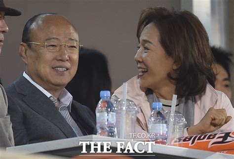 [tf포토] 잠실구장 찾은 한화그룹 김승연 회장 부부 포토 기사 더팩트