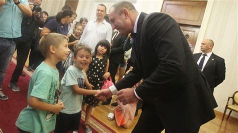 Румен Радев посрещна граждани в Деня на отворените врати в президентската институция От деня