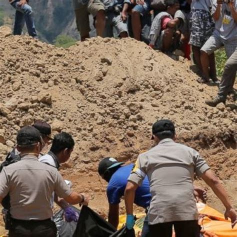 Stream Mass Burials Begin After Indonesian Tsunami The Shariah