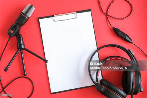 헤드폰 마이크 및 클립보드와 빨간색 배경에 흰색 종이 개념 음악 또는 팟 캐스트 맨 위보기 플랫 레이 복사 공간 텍스트에 대한 모형 팟캐스팅에 대한 스톡 사진 및 기타