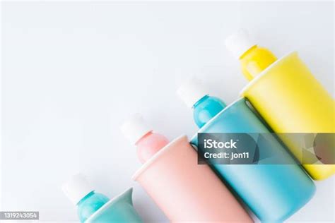 컬러 그릇과 항아리 팬톤 흰색 배경 계란 캐리어 플라스틱 용기에 다른 색상 페인트에 디플레이 컬러 항목 상단 보기 플랫 레이 벽지 유형 광고 스타일 병에 대한 스톡 사진 및