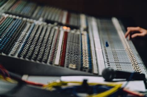 Soundboard 근처 전문 오른손 버튼과 녹음 스튜디오에서 슬라이더 오디오 믹서 제어 패널에 의해 소리를 혼합 됩니다 Soundboard 손잡이에 초점 Dj에 대한 스톡