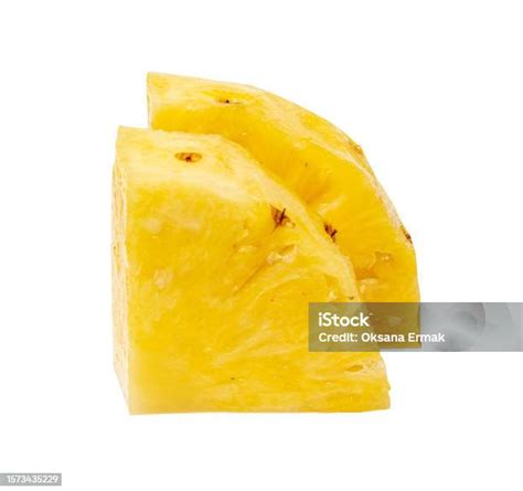 파인애플 컷 격리 생 아나나스 조각 Comosus 열대 과일 덩어리 잘 익은 파인애플 슬라이스 화이트 0명에 대한 스톡 사진 및