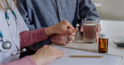 집에서 의료 방문 중 노인 환자의 손을 잡고 위로하는 의사의 클로즈업 사진 Unsplash의 퇴직 이미지