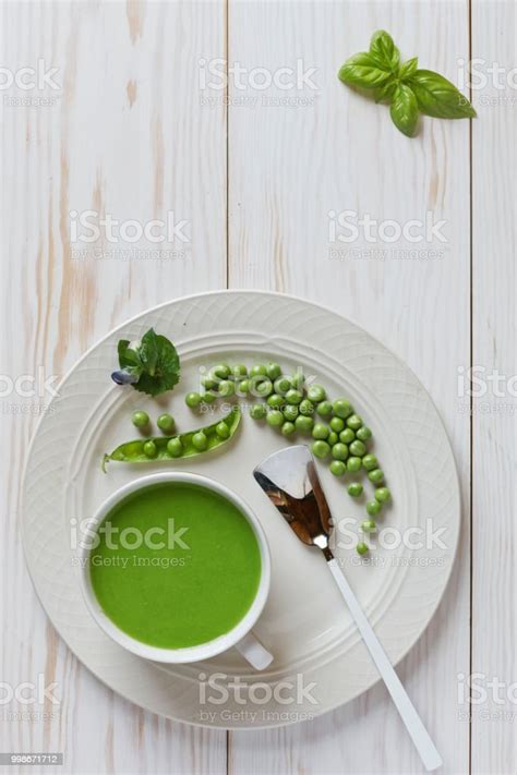 향신료 소나무 견과류와 구운된 Ciabatta 빵 집에서 만든 신선한 녹색 완두콩 크림 수프 흰색 나무 배경 위에서 근접 보기 건강한 식생활에 대한 스톡 사진 및 기타