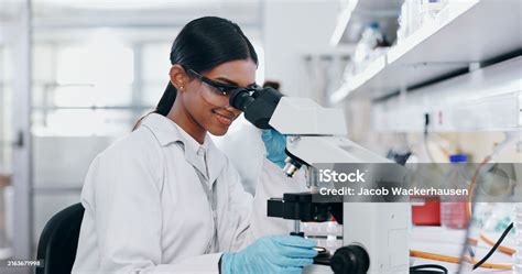 의학 테스트 및 현미경 과학 및 암 치료를 위한 실험을 확인하는 여성 실험실 장비를 갖춘 개인 과학자 및 직원 Dna 및 박테리아를 이용한 획기적인 치료법 개발 20 24