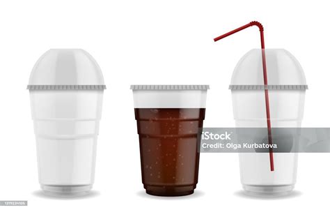 구돔 캡이 있는 컵 빨대와 현실적인 플라스틱 머그잔 3d 비어 있거나 탄산 음료 투명 안경이 가득합니다 차가운 음료용 일회용 식기 벡터 테이크아웃 기구 일회용 컵에 대한