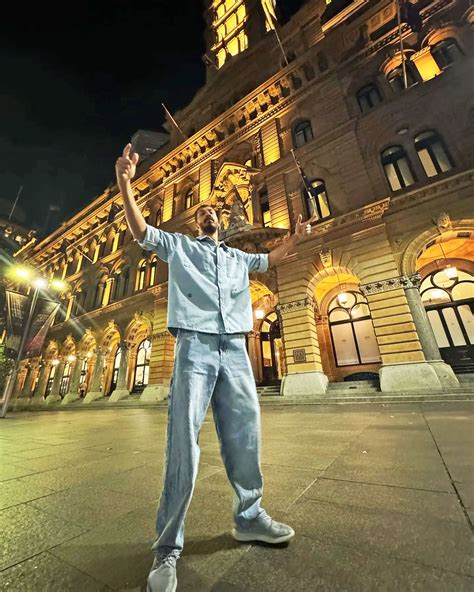 استایل جذاب بهرام افشاری در خیابان‌های استرالیا عکس