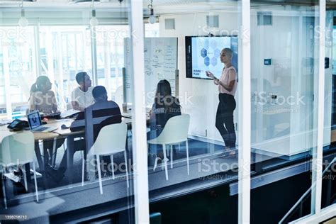 사무실 회의실에서 회의를 하는 젊은 사업가 들의 전체 길이 샷 테크놀로지에 대한 스톡 사진 및 기타 이미지 테크놀로지 하얀 칠판 마케팅 Istock