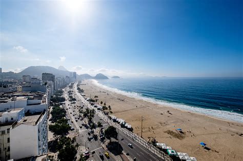 코파 카 바 나 Beachs 왼쪽된 측면의 이른 아침 하는 동안 약간의 안개 호텔의 옥상에서 찍은 보기는 푸른 하늘에서 볼 수 있습니다 리오 데 자네이 브라질 0명에 대한