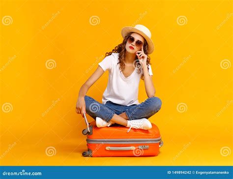 Konzept Der Reise Gl Ckliches Frauenm Dchen Mit Koffer Und Pass Auf Gelbem Hintergrund Stockfoto