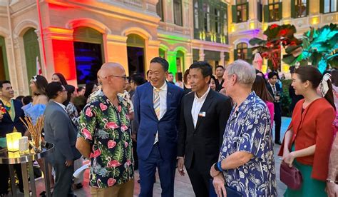 รวมรูปภาพของ แห่แชร์ภาพ เศรษฐา คุณหญิงต้น เจอกันริมหาด เล่าเป็นเพื่อนตั้งแต่อนุบาล สู่คู่