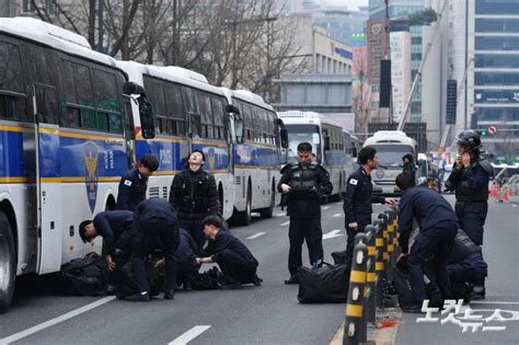 보호장비 착용하는 경찰들 노컷뉴스
