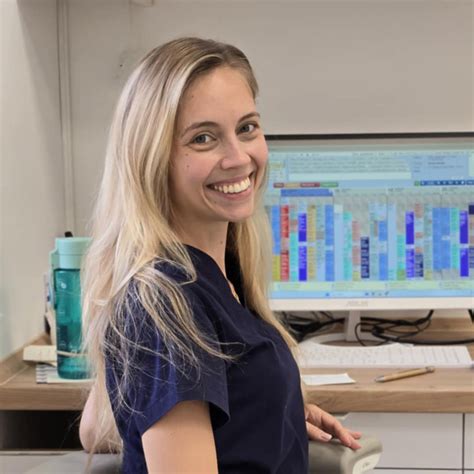 Dr Hegedűs Eszter Ismét A Smile Design Center Csapatában Smile Design Center