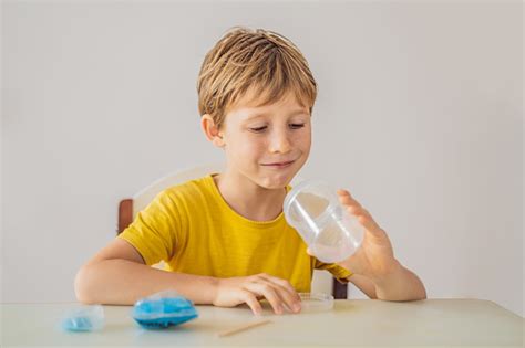 화학 가정 테스트 홈 랩을 위한 도구 소년 탐험가 아이가 화학 반응을 보고 있다 과학 실험을 하는 젊은 화학자 내부 물리적 실험 6 7 살에 대한 스톡 사진 및 기타 이미지