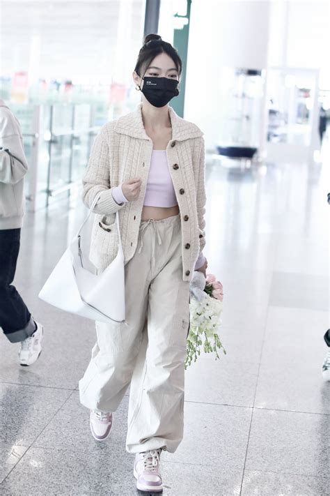 吴谨言奶油色装扮腰身纤细 手捧鲜花眼神温婉 搜狐大视野 搜狐新闻