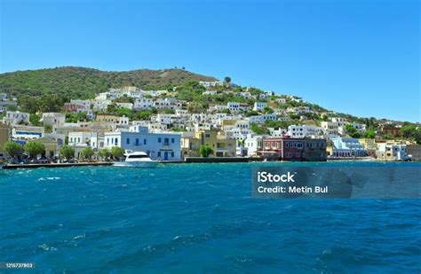 레로스 섬 그리스 7 월 15 2018 판텔리 마을은 흰색 건물과 언덕 꼭대기에 성을 가진 전통적인 그리스 마을입니다 0명에 대한 스톡 사진 및 기타 이미지 Istock