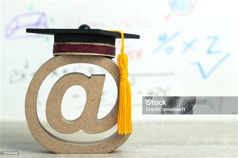 유학 교육 아이디어 공식 산술 방정식 배경에 이메일 주소 기호 및 졸업 모자 온라인 E학습 수학 지식의 성공의 개념 공부에 대한