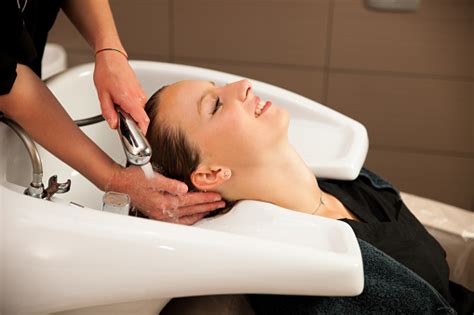 직장헤어스타일을 하기 전에 고객에 게 머리를 세척 하는 미용실에서 헤어 스타일 리스트 금발 머리에 대한 스톡 사진 및 기타 이미지 금발 머리 깨끗한 머리 Istock