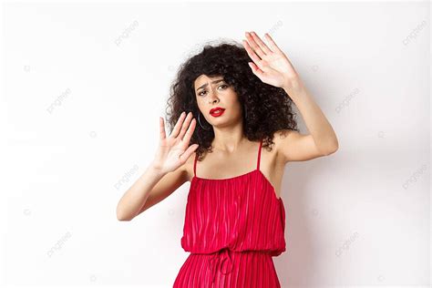 دفاعي، المرأة الشابة، إلى داخل، اللباس الأحمر، بالمقابلة، الخلفية بيضاء