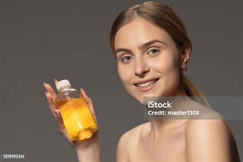 회색 스튜디오 배경에 고립 된 젊은 여성 패션 모델의 초상화 잘 유지 된 피부를 가진 아름다운 백인 여성 18 19세에 대한