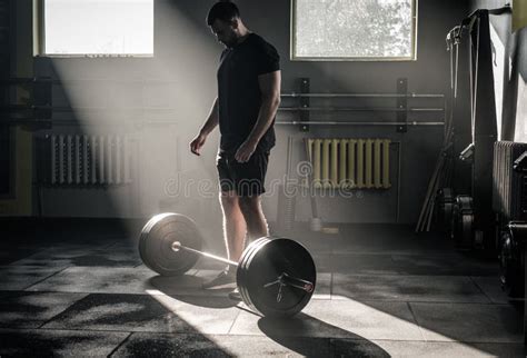 Hombres Deportivos Prepararse Para El Entrenamiento Con Dumbbell Foto
