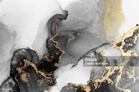 검은 금색 추상적인 배경은 종이에 그려진 대리석 액체 잉크 예술 그림입니다 고품질 종이 질감에 원본 작품 수채화 알코올 잉크 페인트의 이미지 금색에 대한 스톡 사진 및 기타