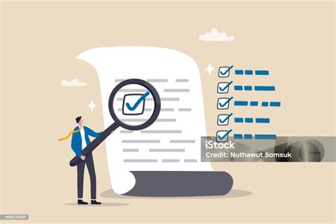 문서 보고서 또는 법적 감사 품질 보증 문서 정보 또는 연구 검색 조사 증거 또는 개념 확인 돋보기로 문서를 검사하는 사업가를 검사하거나 검토합니다 개념에 대한 스톡 벡터