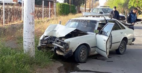 Cuatro Heridos Después De Chocar Contra Un Poste