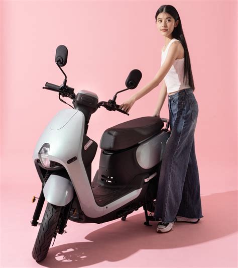 成為想像中的妳，騎上sym Clbcu即刻輕穎出發！炫目高顏值外型＋省力人性設計，向世界秀出妳有如萬花筒般百變繽紛魅力～