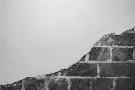 화이트 퍼 티의 생각된 패턴으로 오래 된 집의 붉은 벽돌 벽의 일부 흑인과 백인 배경 개념과 주제에 대한 스톡 사진 및 기타 이미지 개념과 주제 건물 외관 건설 산업