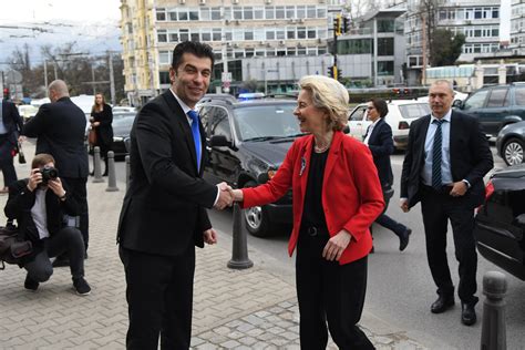 САМО В ПИК Кирил Петков изгонен позорно от форума с Урсула в Братислава Информационна