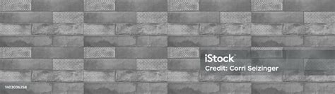 올드 그레이 빈티지 착용 기하학적 초라한 모자이크 화려한 패치 워크 모티프 도자기 석기 타일 돌 콘크리트 시멘트 벽 질감 배경 배너 파노라마 0명에 대한 스톡 사진 및 기타