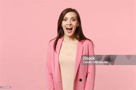 깜짝 젊은 여자의 초상화는 재킷을 입고 카메라 스튜디오에서 파스텔 핑크 배경에 고립 된 입 넓은 오픈을 유지 사람들은 진심으로 감정 라이프 스타일 개념입니다 복사 공간을
