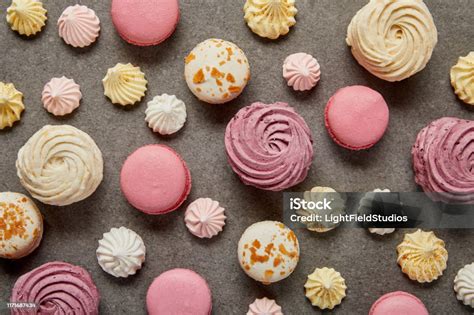 회색 배경에 머랭이 있는 다양한 분홍색 흰색과 노란색 마카롱의 탑 뷰 0명에 대한 스톡 사진 및 기타 이미지 0명 노랑 마카롱 Istock