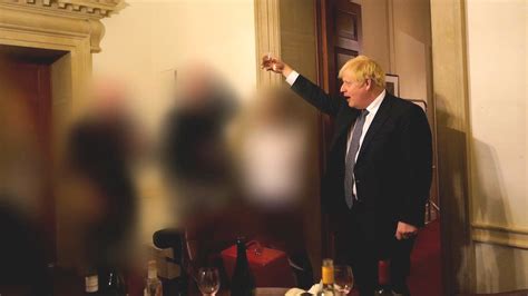 英國「派對門」調查報告曝光首相疫情期間違規聚會照片