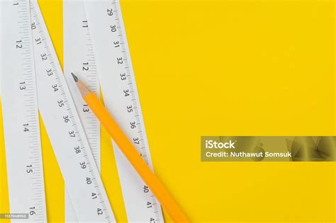 밝은 노란색 배경 길이 긴 또는 메이커 악기 및 도구 개념에 센티미터와 인치와 노란색 연필 및 흰색 측정 테이프 개념에 대한 스톡 사진 및 기타 이미지 Istock
