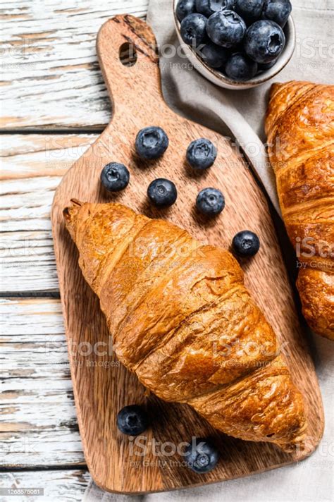 오래된 나무 테이블에 블루 베리와 맛있는 버터 크루아상 흰색 배경입니다 위쪽 보기 0명에 대한 스톡 사진 및 기타 이미지 0