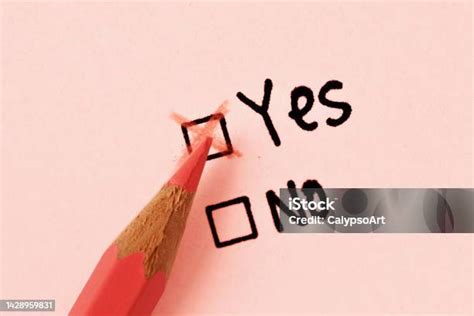 분홍색 연필과 예 아니오 체크 박스의 클로즈업 여성 문제의 개념과 예 또는 아니오 선택 0명에 대한 스톡 사진 및 기타 이미지 0명 개념 검사 보기 Istock