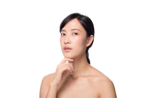 retrato de una hermosa joven asiática limpia el concepto de piel desnuda y fresca chica