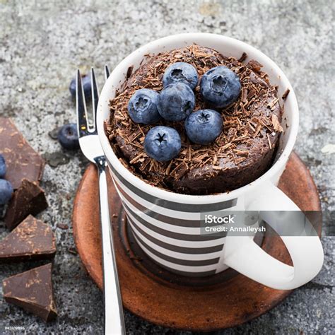 건강 한 아침 식사 또는 간식입니다 블루베리와 회색 돌 배경에 회색 줄무늬 세라믹 낯 짝에 초콜릿 칩 초콜릿 머그잔 컵 케 익 선택적 초점입니다 0명에 대한 스톡 사진 및