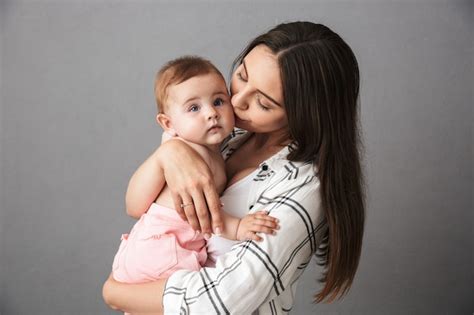 Retrato De Una Joven Madre Sonriente Foto Premium