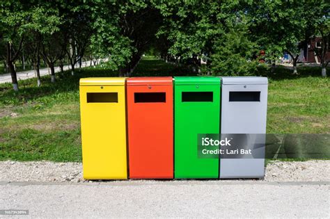 자연 공원에서 별도의 쓰레기 수거를위한 여러 가지 빛깔의 금속 탱크 환경 보전조경 0명에 대한 스톡 사진 및 기타 이미지 0