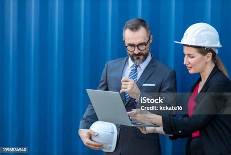 컨테이너 화물 현장에서 사업가와 비서가 컨테이너로 물품을 확인합니다 선적 컨테이너에 대한 관리자 및 고객 확인 물류 및 배송