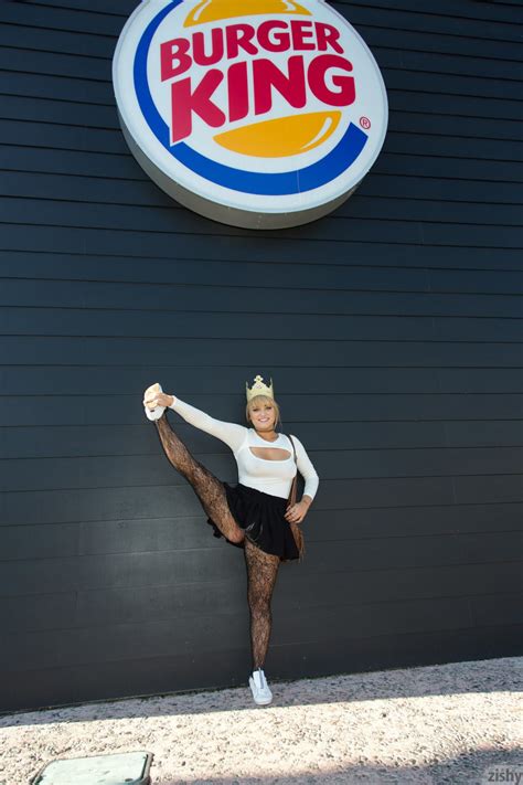 Το ξανθό τούμπανο Gwen Stanberg τα μοστράρει σε μπεργκεράδικο