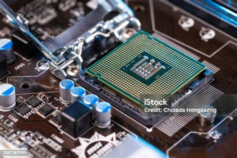 커패시터와 회로로 둘러싸인 컴퓨터 마더보드에 설치된 Cpu의 상세 이미지 Cpu에 대한 스톡 사진 및 기타 이미지 Cpu 가상현실 개선 Istock