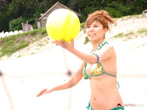 Азиатская милашка в бикини получает ее куст пальцами после пляжного волейбола