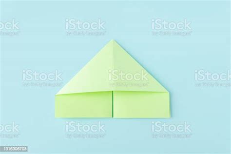 Diy와 아이들의 창의력 단계별 지시 종이 접기 종이 나비를 만드는 방법 단계7 모서리를 구부리고 위쪽 부분을 안쪽으로 내려줍니다 어린이 공예 워크샵 0명에 대한 스톡 사진